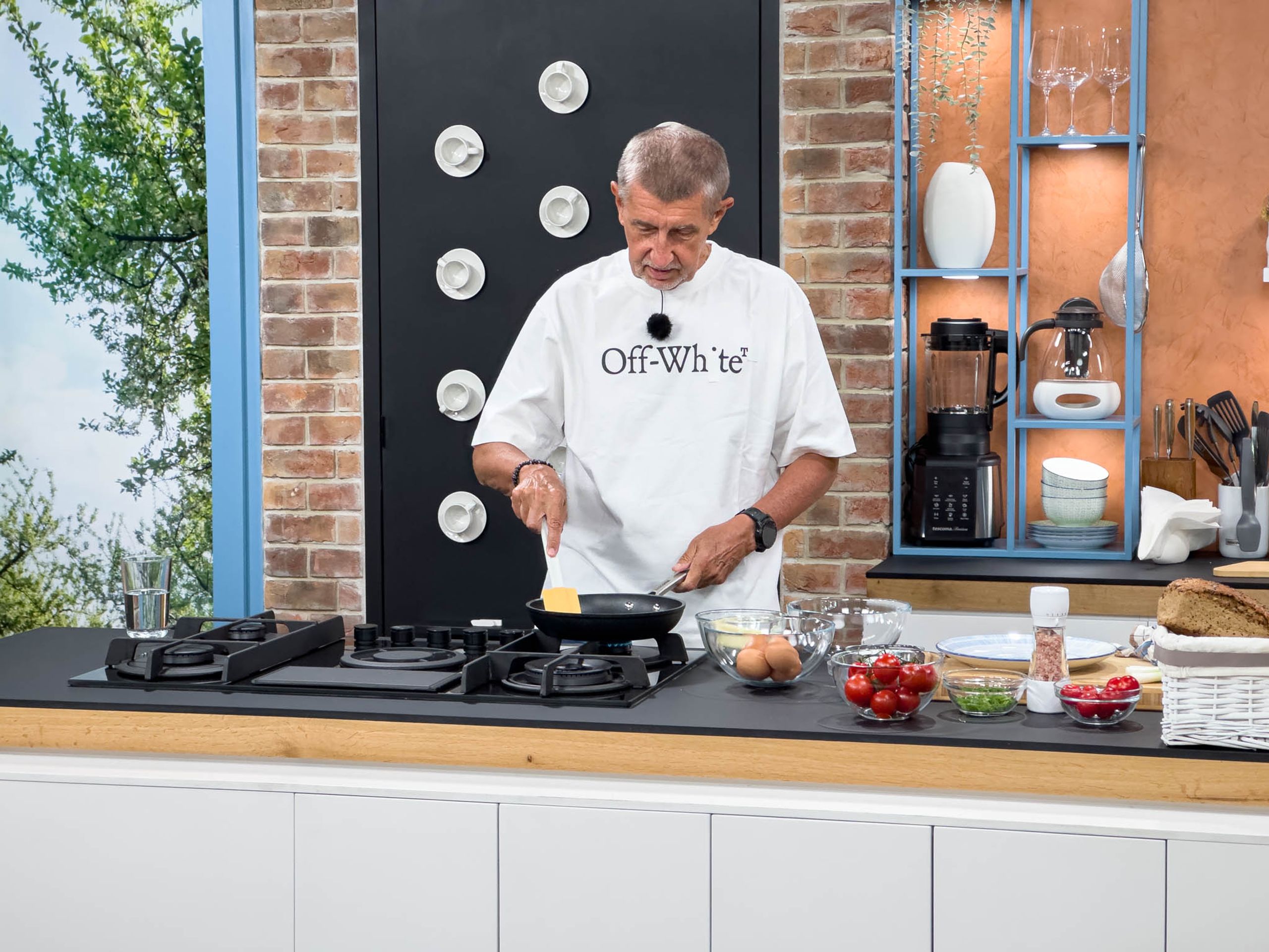 Andrej Babiš vaří ve speciálu pořadu Napřímo | Galerie: Andrej Babiš ...