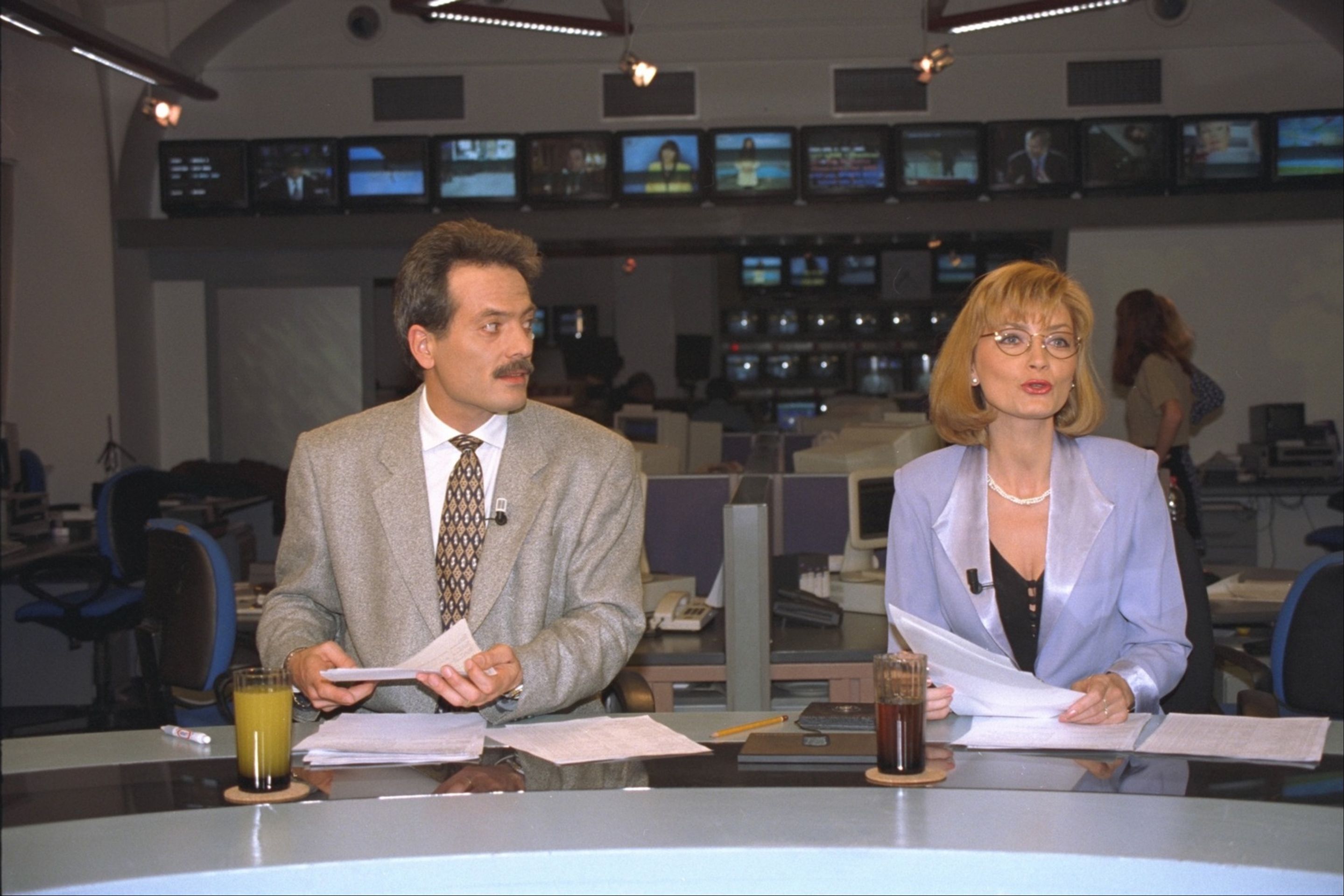 Moderátor Zbyněk Merunka moderoval úplně první Televizní noviny | Galerie: Třicet let s TV Nova ...