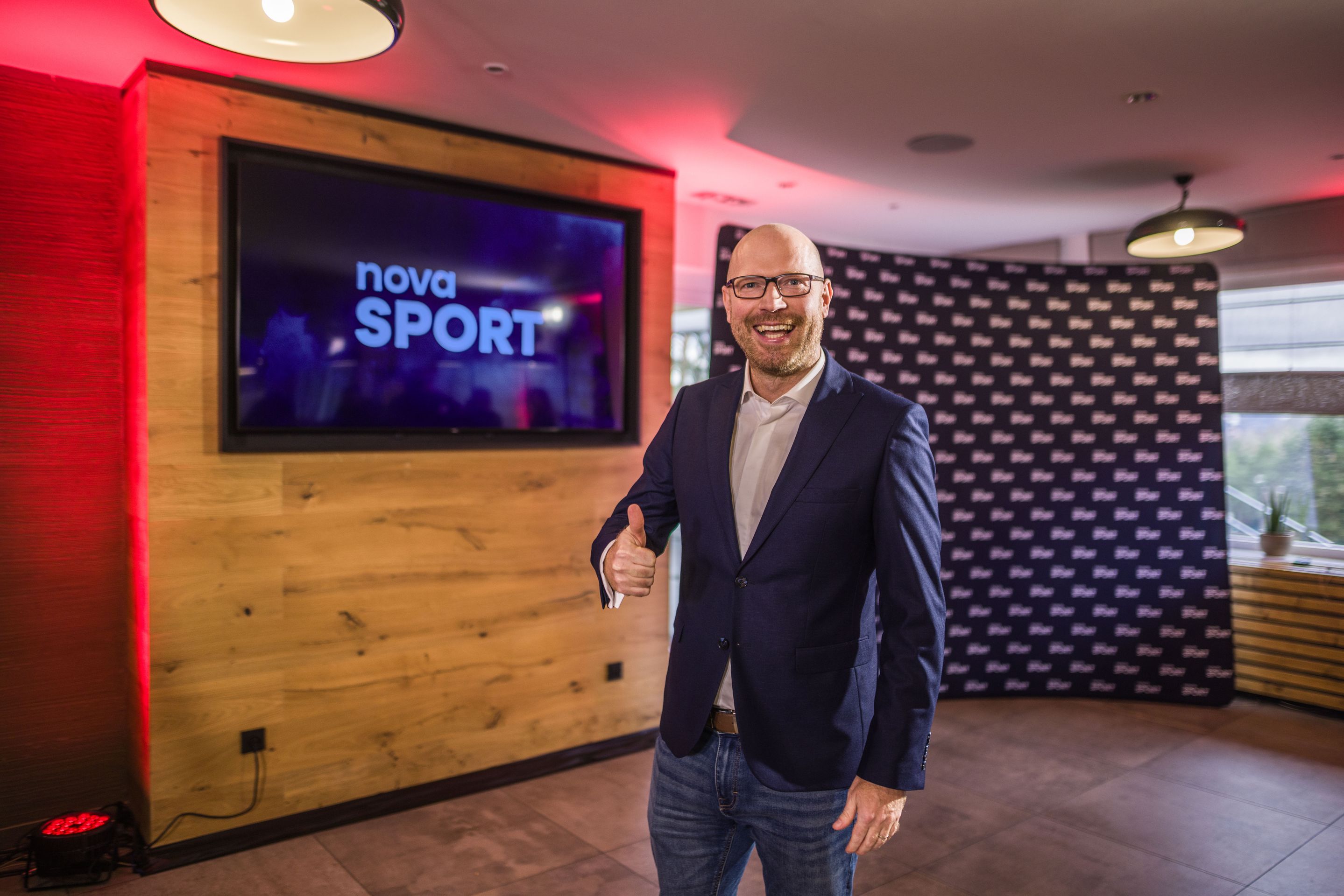 Komentátorský tým F1 na Nova Sport s moderátorkou Jitkou Polákovou ...