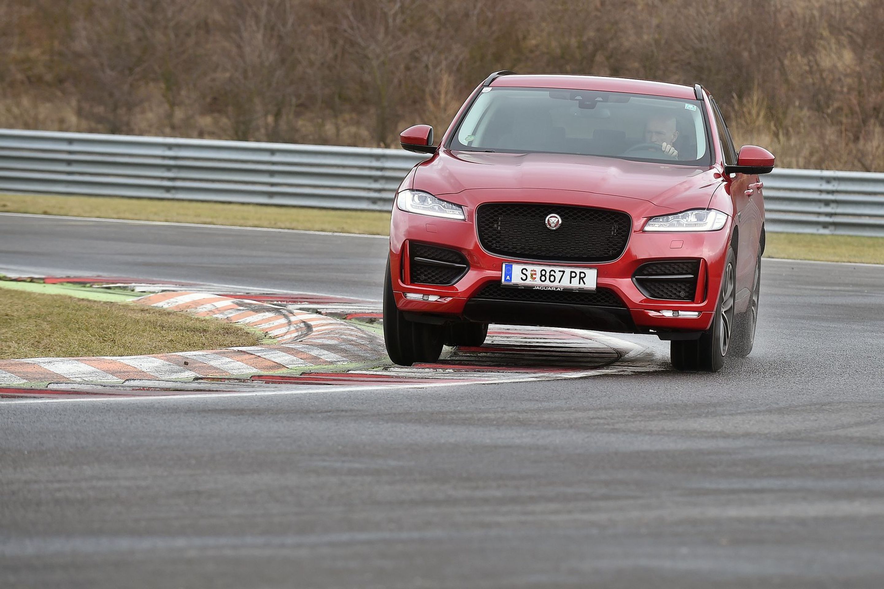 Jaguar F-Pace - 18 | Galerie: GALERIE: Jaguar F-Pace | TN.cz